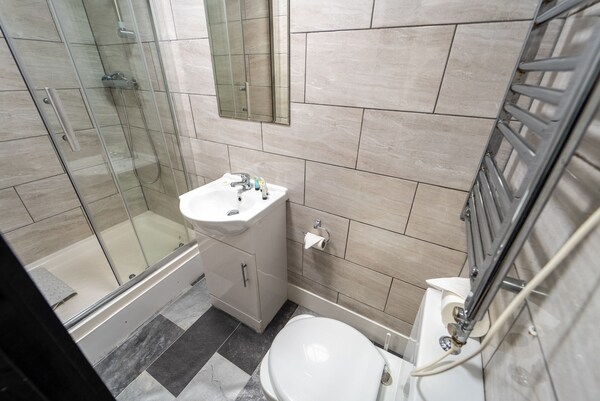 Cosy Ground Floor Studio Near The City! - The Hawthorns