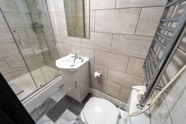 Cosy Ground Floor Studio Near The City! - The Hawthorns