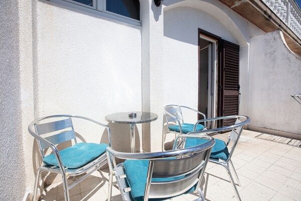 One Bedroom Apartment Near Beach Stupin čEline, Rogoznica (A-21043-b) - Primošten