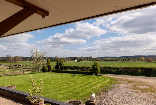Tixall Manor Farm, Pet Friendly, With Hot Tub In Great Haywood - Stafford