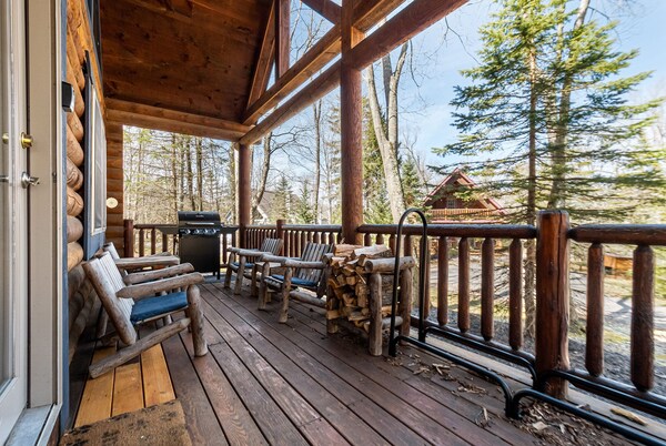 Evergreen | Wooded Views From Balcony + Private Hot Tub - Oakland, MD