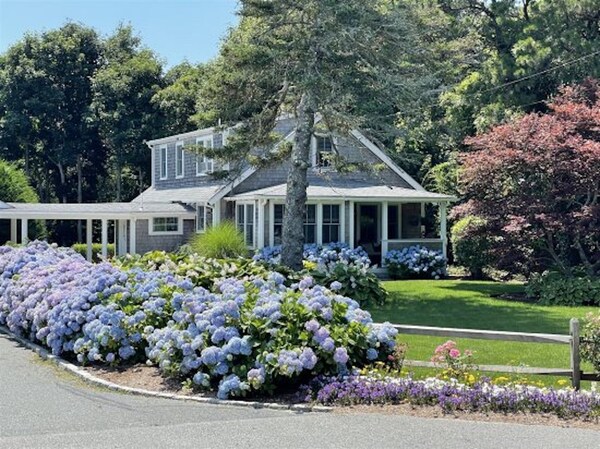 Chatham Getaway- Completely Renovated Cape Cottage W/ Linens Included - Chatham, MA
