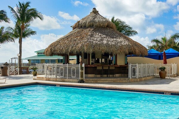 Beachside Resort In Sunny Isle Beach! Gorgeous Room + Private Balcony - Sunny Isles Beach, FL