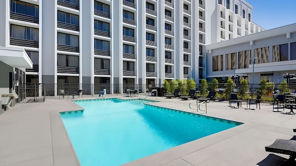 Business-friendly Property! 2 Enticing Units, Near Center Of The Performing Arts - San José, CA