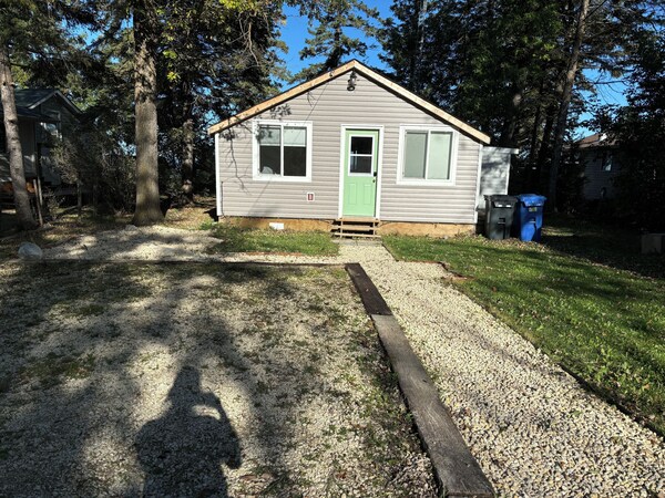 Waterfront Coastal Themed Cabin - Manitoba