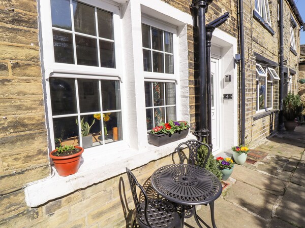 4 Pulmans Place, Pet Friendly, Character Holiday Cottage In Halifax - University of Huddersfield Queensgate Campus
