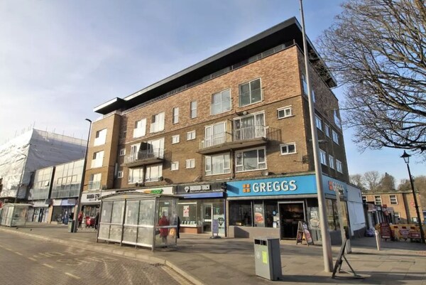 2 Bedroom Modern City Centre Apartment - Hemel Hempstead