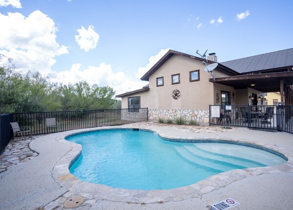 Spacious Home Located In Mountain Valley - Concan, TX