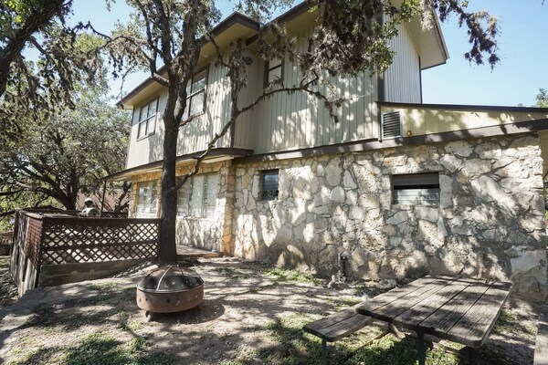 Quaint Cabin Locted Near The Frio River - Concan, TX