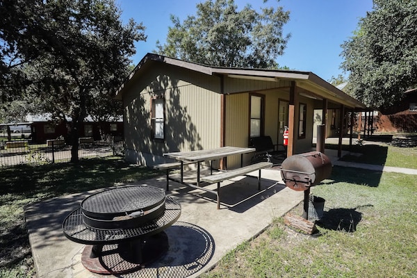Quaint Cabin Located Near The Frio River - Concan, TX