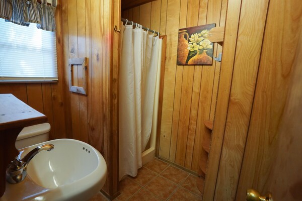Quaint Cabin Located Near The Frio River - Concan, TX
