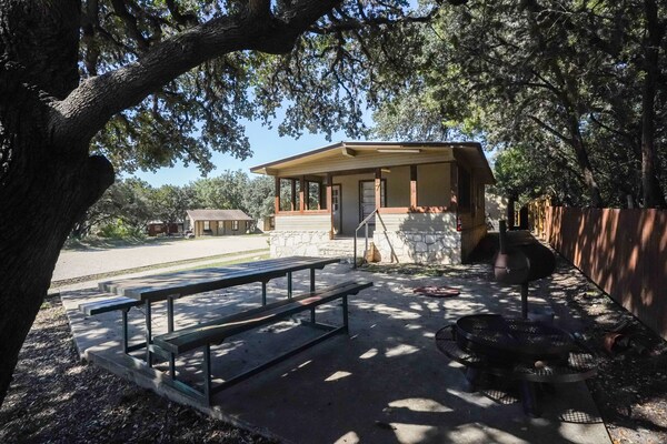 Quaint Cabin Located Near The Frio River - Concan, TX
