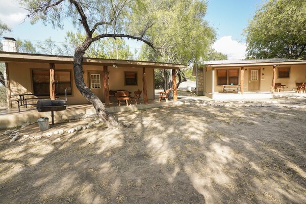 Walking Distance To The Frio River, Access To Shared Pool - Concan, TX
