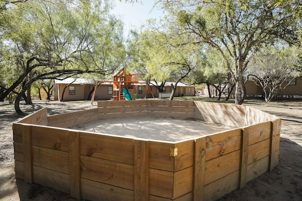 Frio Country Resort - Within Walking Distance To The Frio River! - Concan, TX