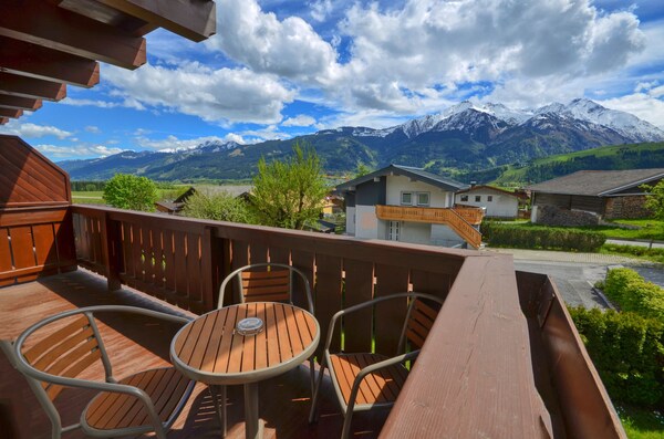 Apartment In Apart-hotel Complex, Panoramic Views, Sunny Location, Swimming Pool - Zell am See