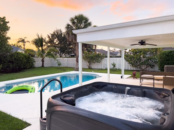 Coastal Gem: Pool, Hot Tub, King Bed, & More - Stuart, FL