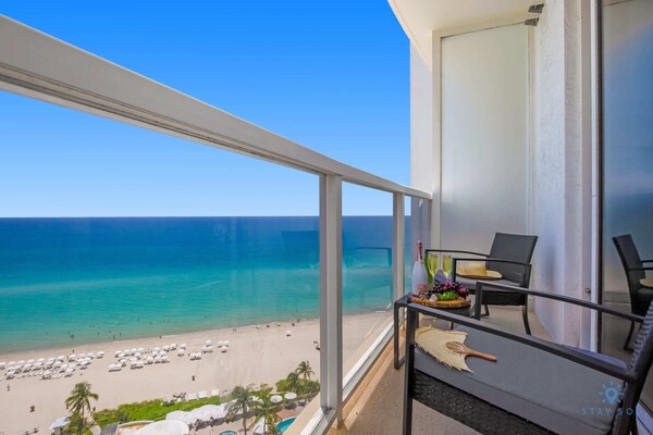 Luxurious Studio Resort, Balcony Ocean View - Sunny Isles Beach, FL