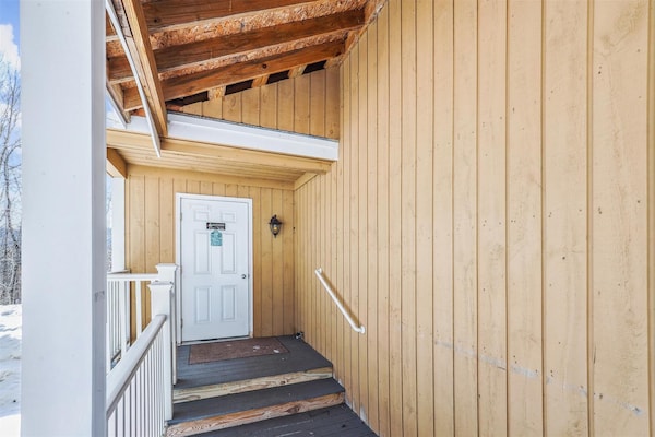 Mountainside Condo J201: 2 Br, Resort Pool, Hot Tub, Sauna & Gym In Great Location! - Stowe, VT
