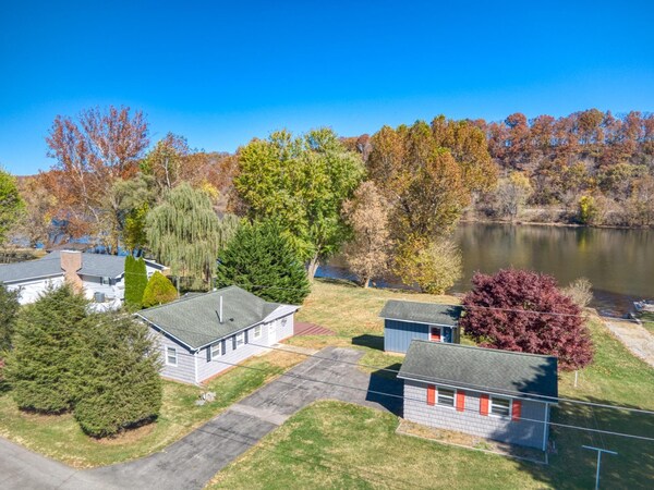 Riverfront 3 Bd House, 20 Minutes Away From Vt | All Amenities - Pembroke, VA