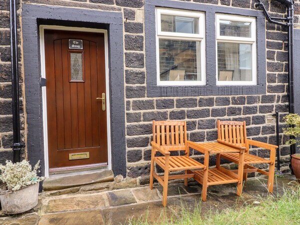The Snug, Pet Friendly, Character Holiday Cottage In Haworth - Haworth