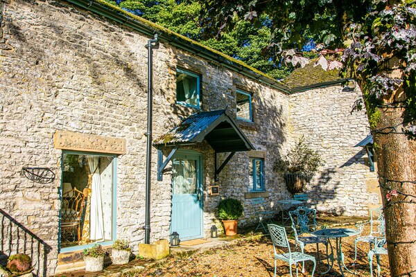 Fruitpip, Pet Friendly, Character Holiday Cottage In Bakewell - Staffordshire