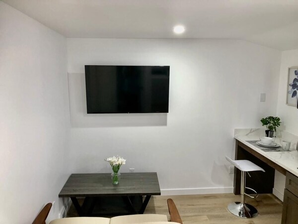 Minimalist Living 1br In-law Ac Unit With Private Washer & Dryer - Oakland, CA