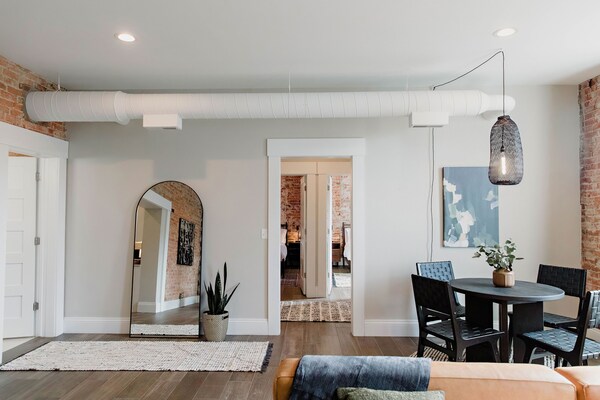 The Eleanor- Modern Downtown 2 Bedroom Apartment - Great Seal State Park, Chillicothe