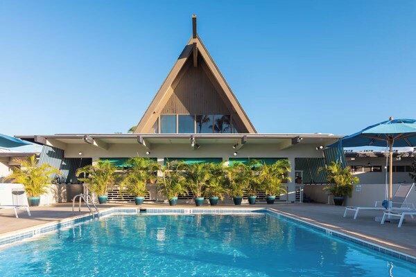 Charming 4 Rooms Steps From The Beach W/ Poolside Drinks Lounge | Pet-friendly - Kahului, HI