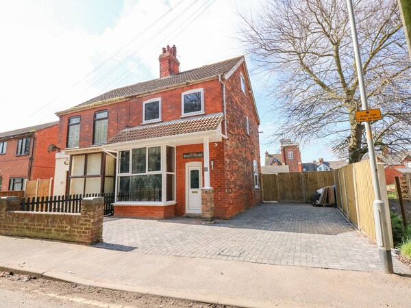 The Beach House, Pet Friendly, With Hot Tub In Mablethorpe - Sutton on Sea