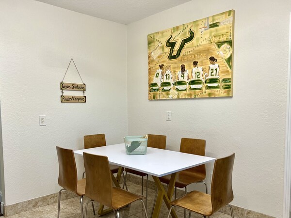 Tampa At Your Fingertips, 3 Bd/2 Ba House, Fire Pit, Outside Dining, Spa Shower - Tampa, FL
