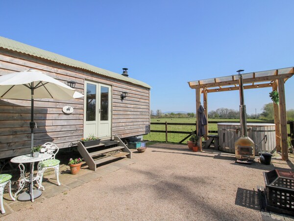 Balwen Shepherd's Hut, Romantic, Character Holiday Cottage In Berriew - Kerry