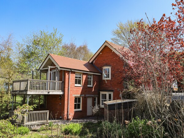 Ceris Lodge, Pet Friendly, Character Holiday Cottage In Menai Bridge - Bangor