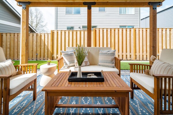 Charming Beaverton, King Beds, Game Room, 5bdrm! - Hillsboro, OR