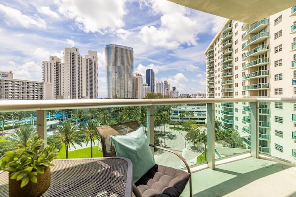 Ocean View, 1bd+1.5ba, Steps To Beach. Heated Pool. Ocean Reserve - Sunny Isles Beach, FL