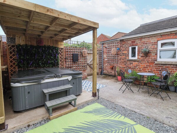 The Old Station House, Pet Friendly, With Hot Tub In Withernsea - Withernsea