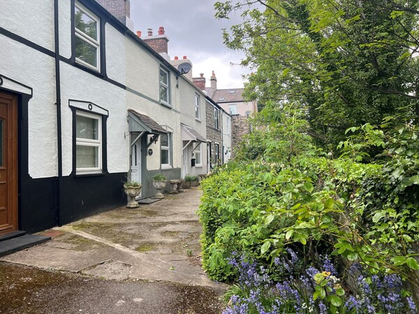 4 Railway Terrace, Pet Friendly, With A Garden In Conwy - Conwy