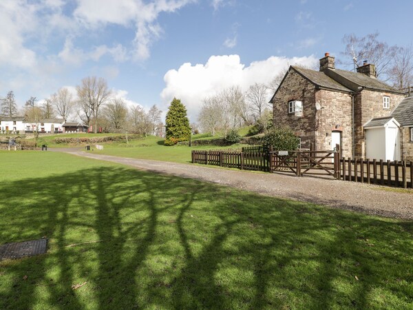 Aqueduct Cottage, Pet Friendly, With Open Fire In Penperlleni - Abergavenny