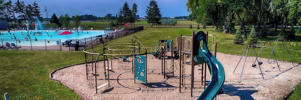 Resort Near Wineries, River, Trails! Large Pool! - Niagara Falls, NY