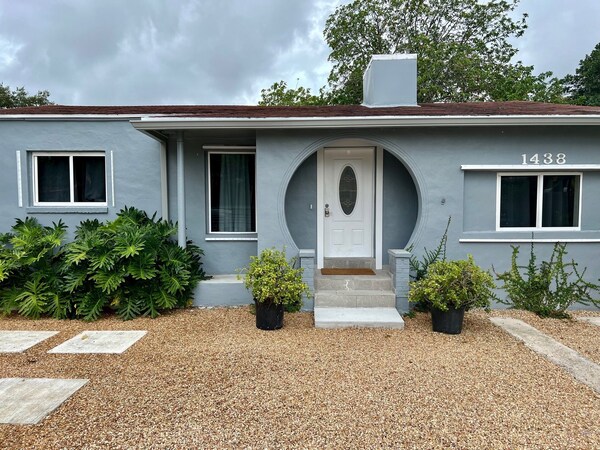 Centrally Located 5 Bedroom House With Parking - Miami