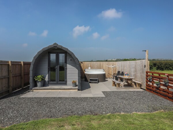 Nebo Pod, With Hot Tub In Amlwch - Anglesey