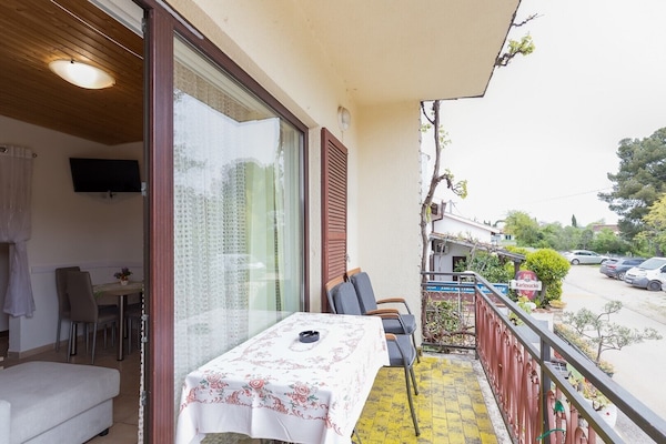 Ines & Hans / One-bedroom Apartment With Balcony - Novigrad