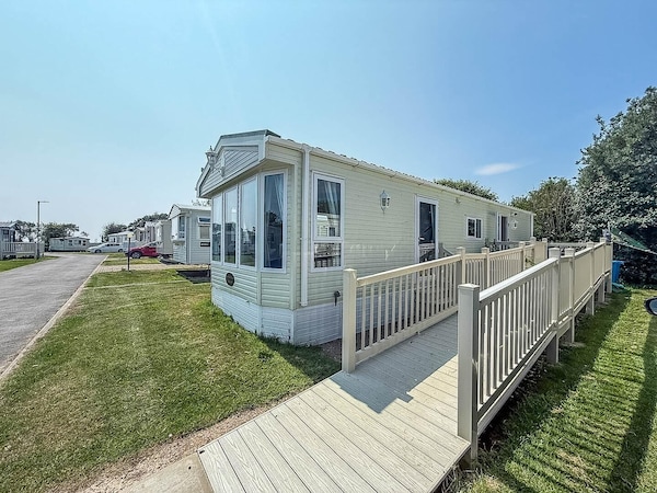 Lovely Wheelchair Friendly Caravan At Skipsea Sands In Yorkshire Ref 41167wf - North Yorkshire