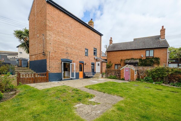 Frogmore Cottage - Sleeps 8 Guests  In 4 Bedrooms - Dunwich
