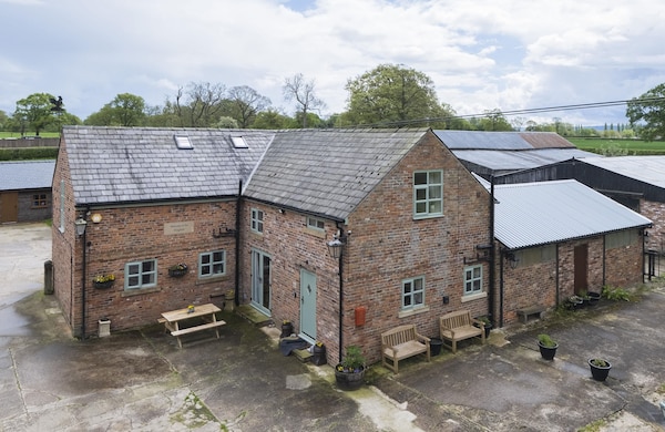 The Hoglets (No.2) - A Cheshire That Sleeps 2 Guests In 1 Bedroom - Knutsford