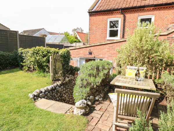 8 Melinda Cottage, Pet Friendly, With Open Fire In East Runton - West Runton
