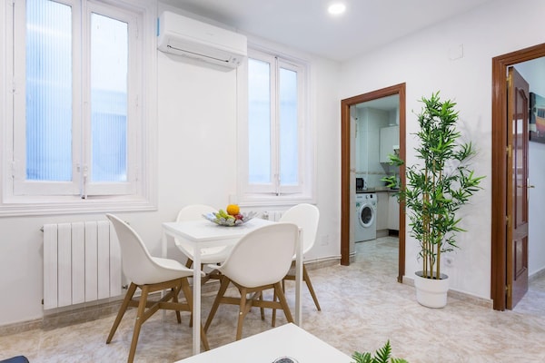 Stylish Boutique Apartment W/ Great Location - Includes Kitchen, A/c, & Wifi - Madrid