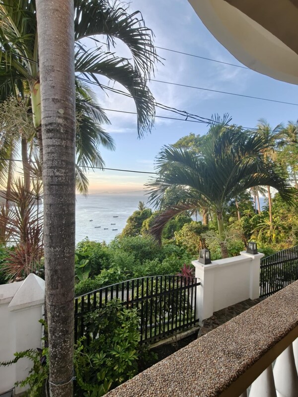 Studio Apartment With Ocean Views And Swimming Pool .\N - Puerto Galera