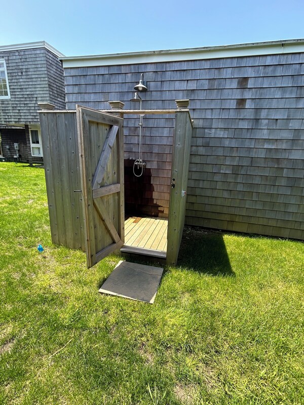 Spacious 5-bedroom House With Wifi, Ac Heated Pool, Cabana. One Block To Beach. - The Hamptons, NY