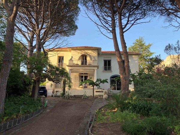 Large Seaside Villa, Facing Santa Lucia Port, Walking Distance To City Center - Cap Estérel