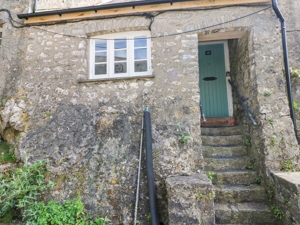 10 Westgate Hill, Family Friendly, With Open Fire In Pembroke - Pembrokeshire